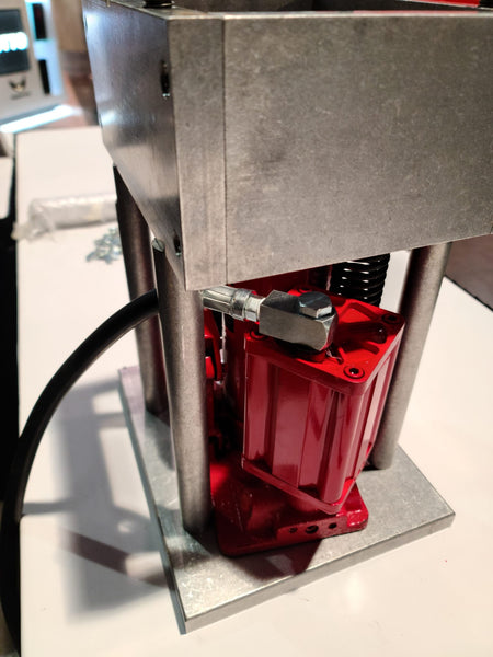 The Airforce Air-Assisted Hydraulic Jack Pollen Press | High Tech Pipes